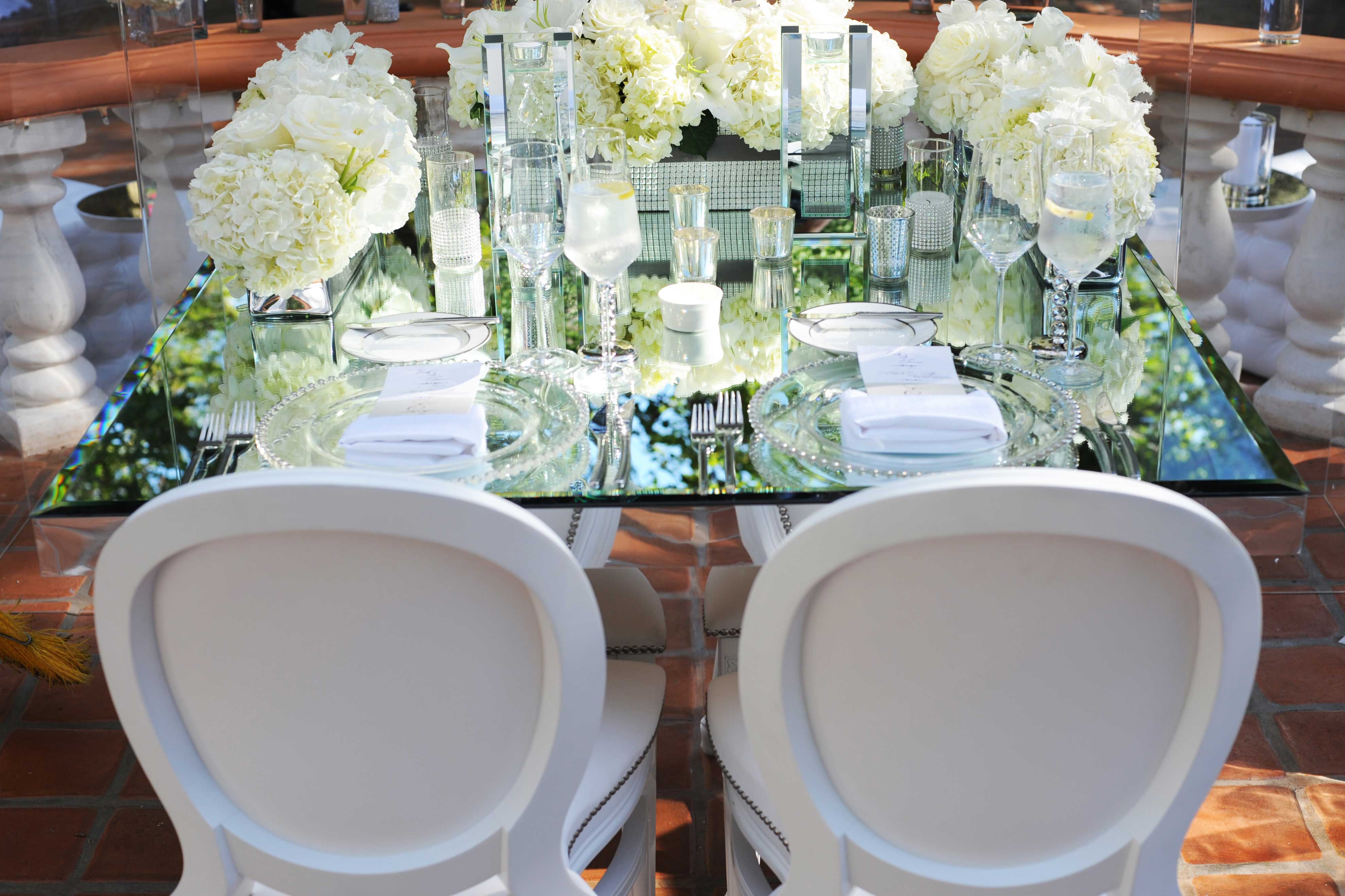 Beautiful Ways to Incorporate Mirrors Into Your Wedding Décor