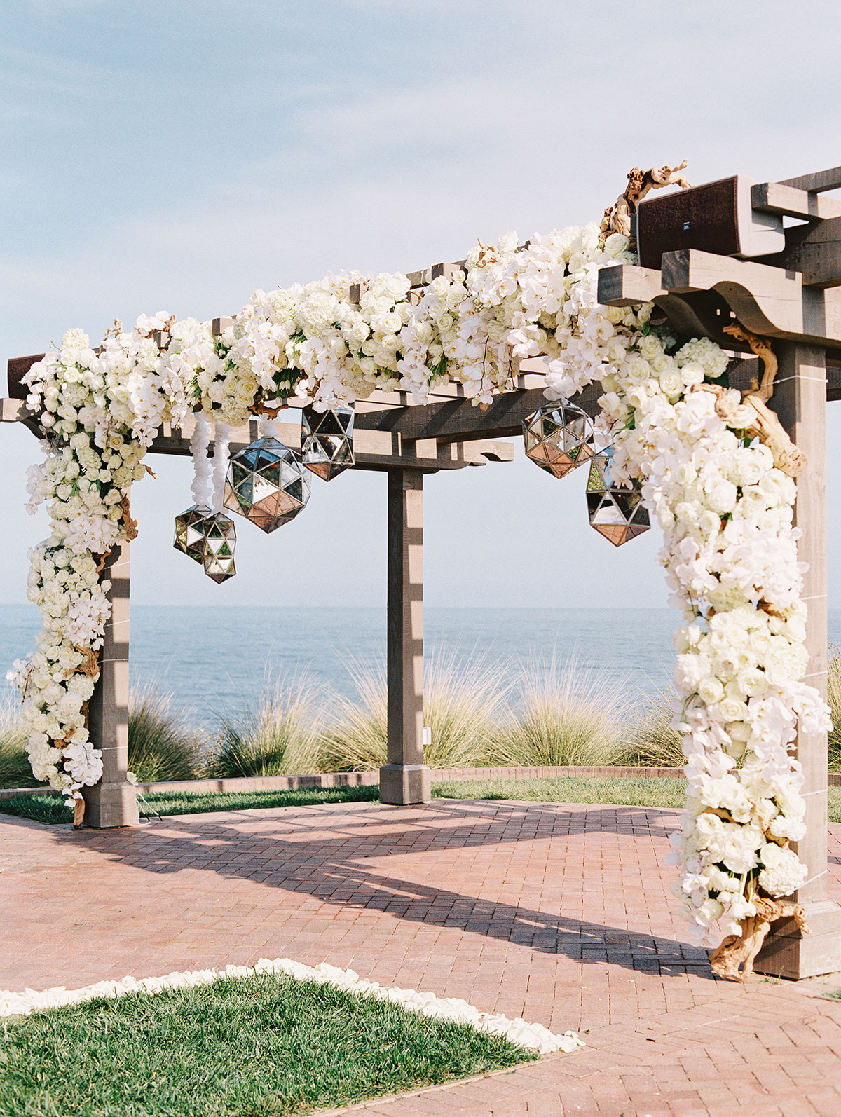 Beautiful Ways to Incorporate Mirrors Into Your Wedding Décor